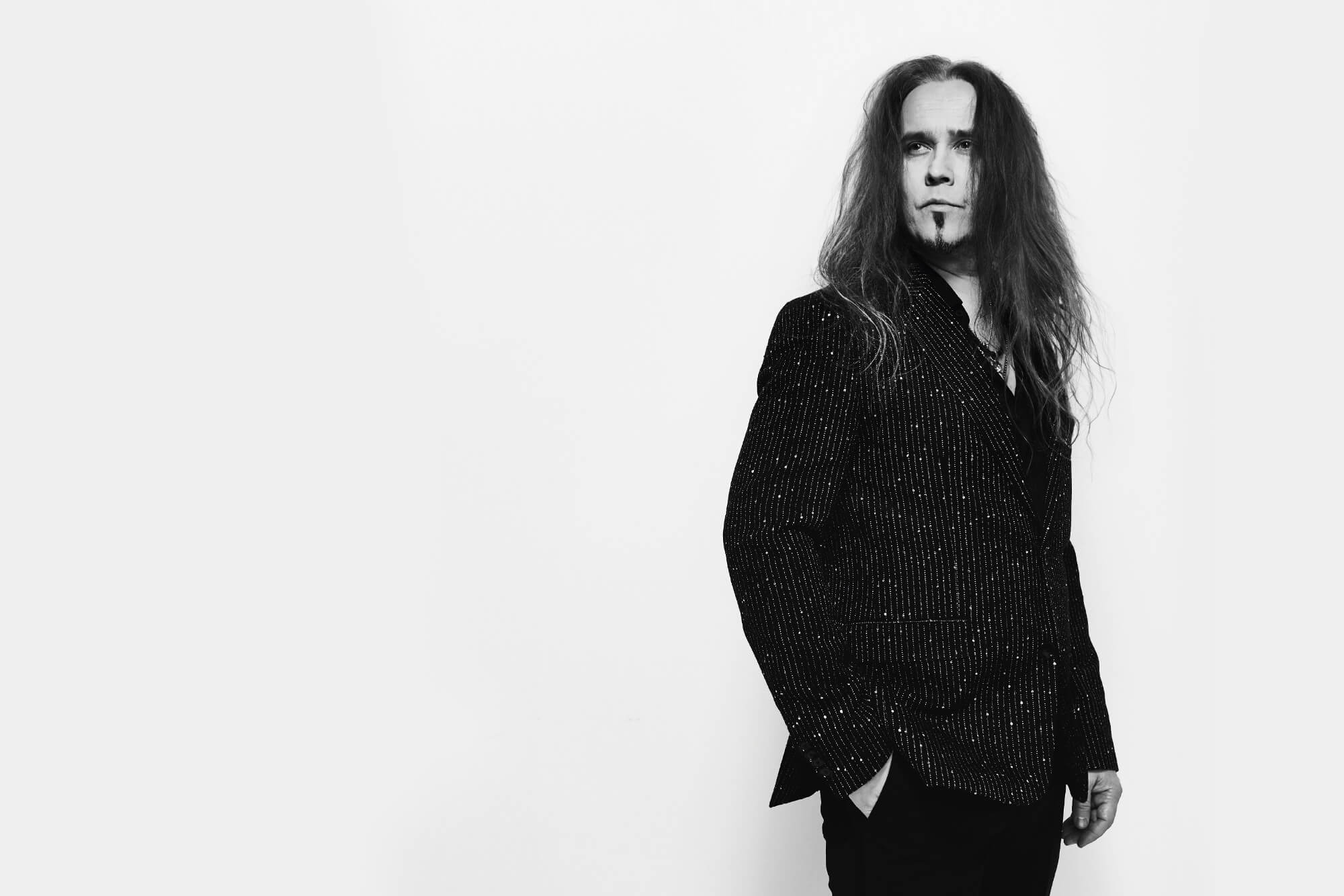 JARKKO AHOLA PERINTEISELLE JOULUKIERTUEELLE KIRKKOIHIN – Warner Music Live