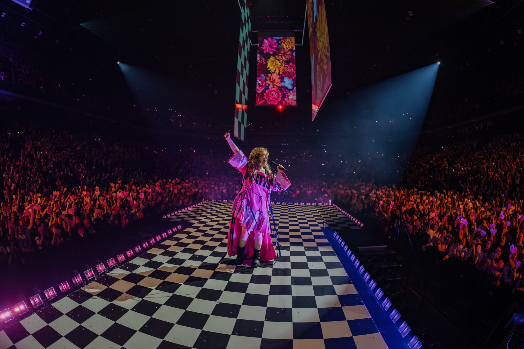 ELLINOORA TEKI HISTORIAA LOPPUUNMYYDYLLÄ NOKIA ARENALLA – Warner Music Live